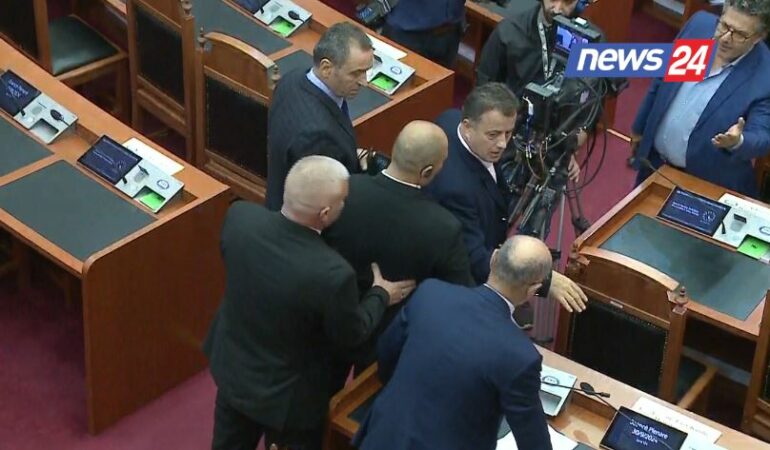 VIDEO/ Noka physically clashes with Petro Koçi, the democrat is ...