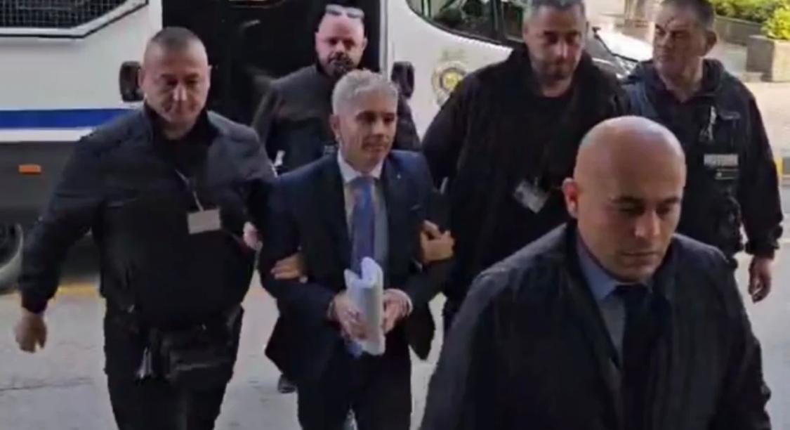 Koncesioni i Sterilizimit/ Biznesmeni Ilir Rrapaj sillet me pranga në ...