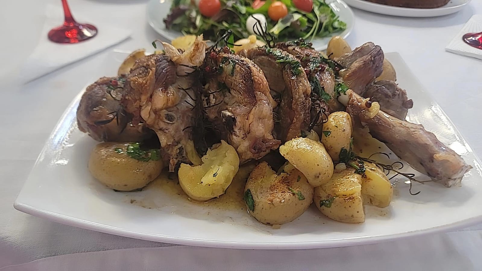 Mish qengji i pjekur shoqëruar me patate të vogla – Balkanweb.com – News24