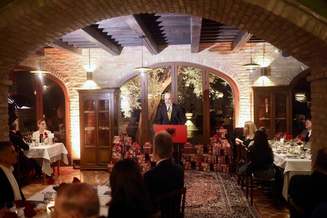 Rama në darkën tradicionale të fundvitit me trupin diplomatik ...