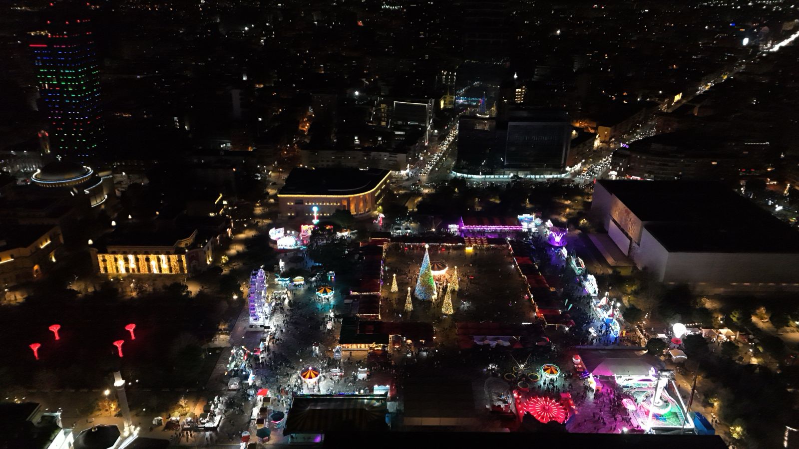 » FOTO/ Festat e fundvitit, pamje magjike nga qendra e Tiranës