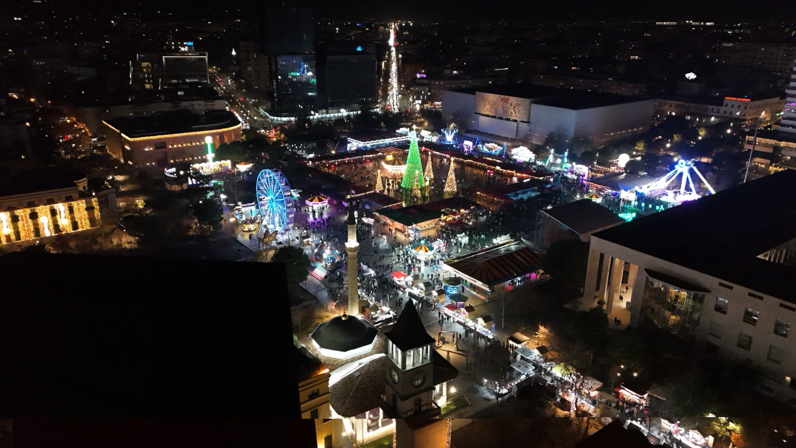 » FOTO/ Festat e fundvitit, pamje magjike nga qendra e Tiranës