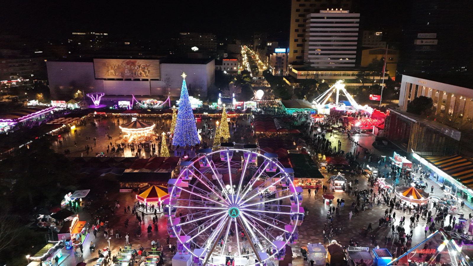 » FOTO/ Festat e fundvitit, pamje magjike nga qendra e Tiranës