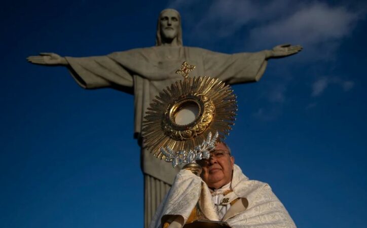 Iconic statue of Christ in Rio de Janeiro sparks debate, clash between ...