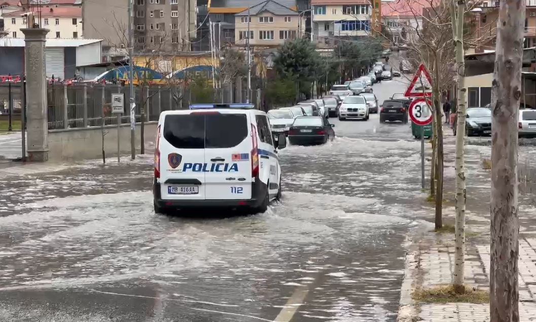 VIDEO/ Rain floods the road between two neighborhoods of Bulqiza ...