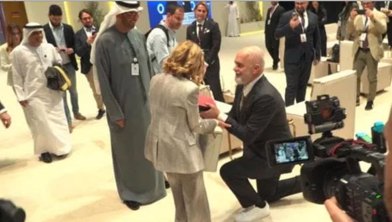 VIDEO/ Rama surprises Meloni for his birthday, here's the gift the ...
