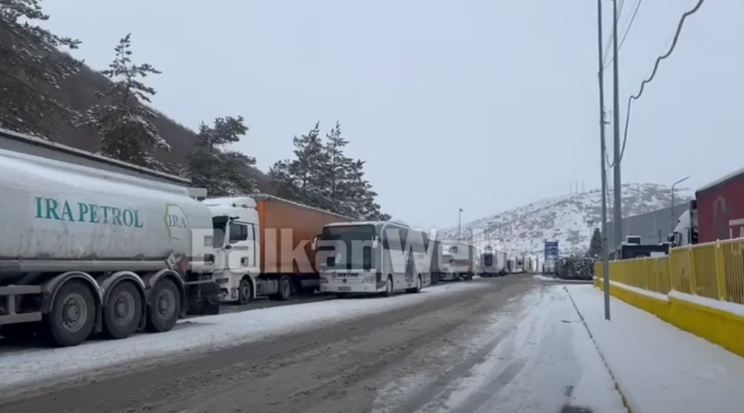 Hapet kalimi në Kapshticë, nis lëvizja e kamionëve edhe autobusëve ...