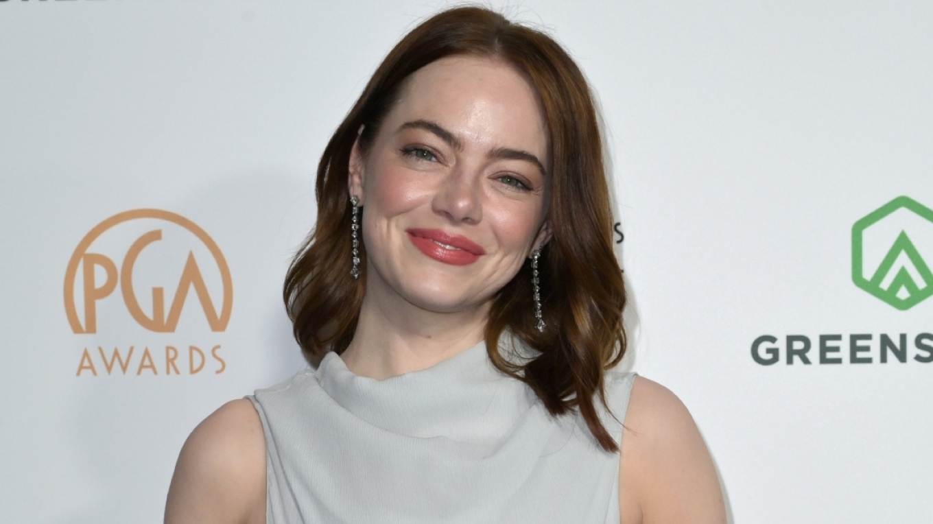 Emma Stone shfaqet me look-un e ri në tapetin e kuq të Golden Globes ...