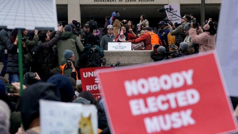 Anti-immigration law, thousands of American citizens protest in the US ...