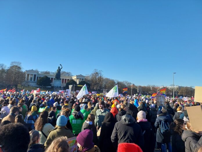 Massive protest against AfD in Munich, 250 people oppose the far-right ...