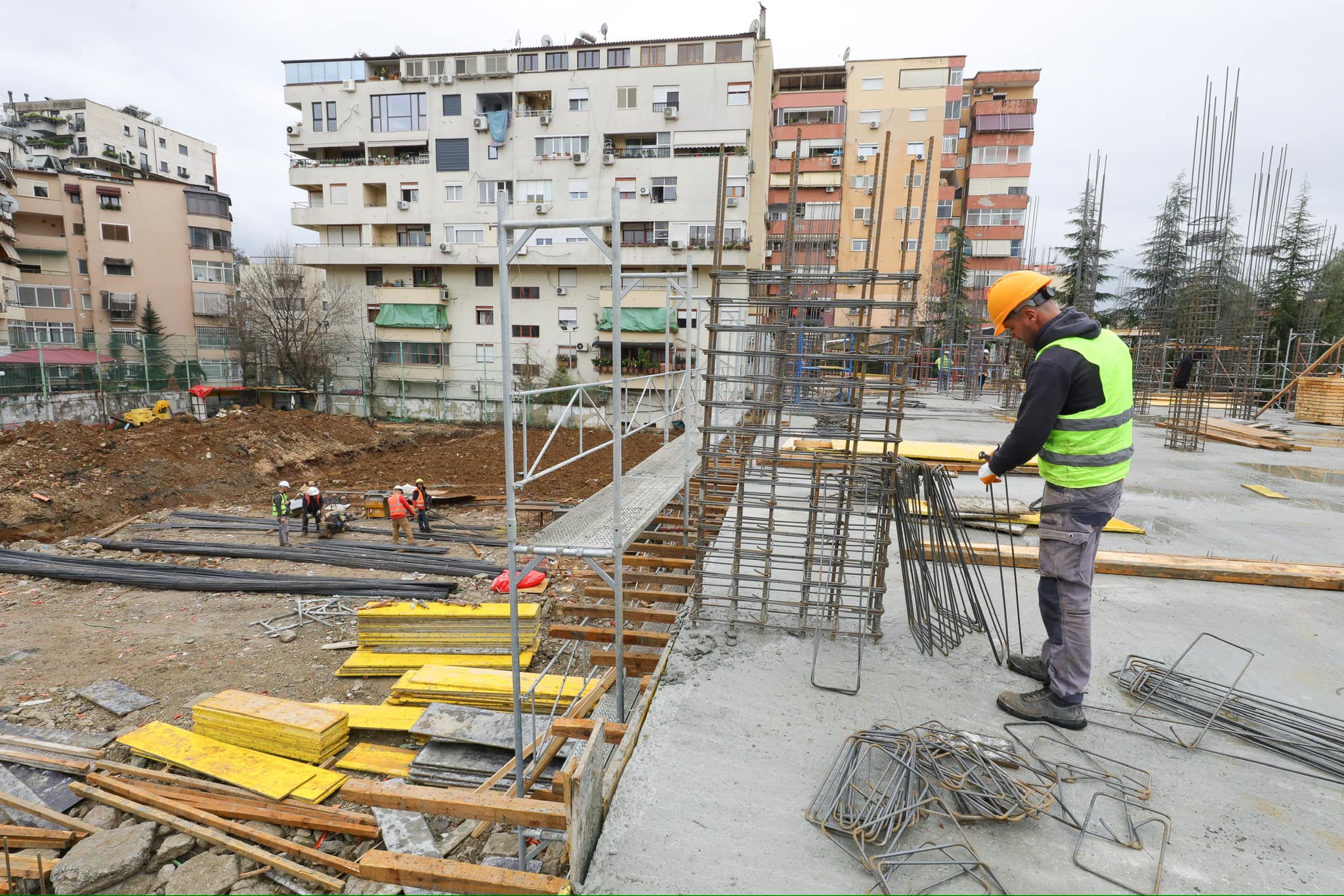 Veliaj nga burgu, “ndjek” punimet dhe poston fotot për rikonstruksionin ...