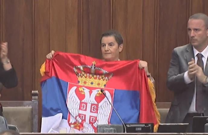 Kaosi në Parlamentin serb/ Bërnabiç nxiti tensionet me deputetët në ...
