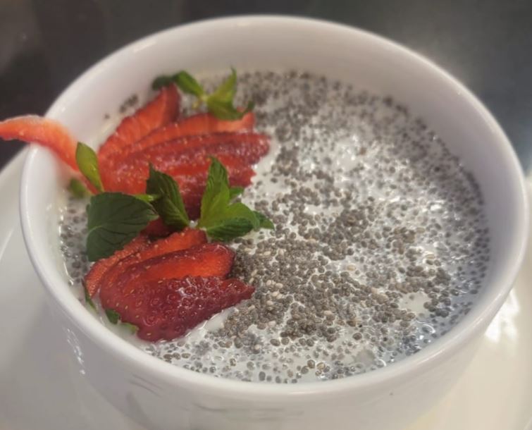 Fara chia me qumësht, bajame e fruta të freskëta – Balkanweb.com – News24