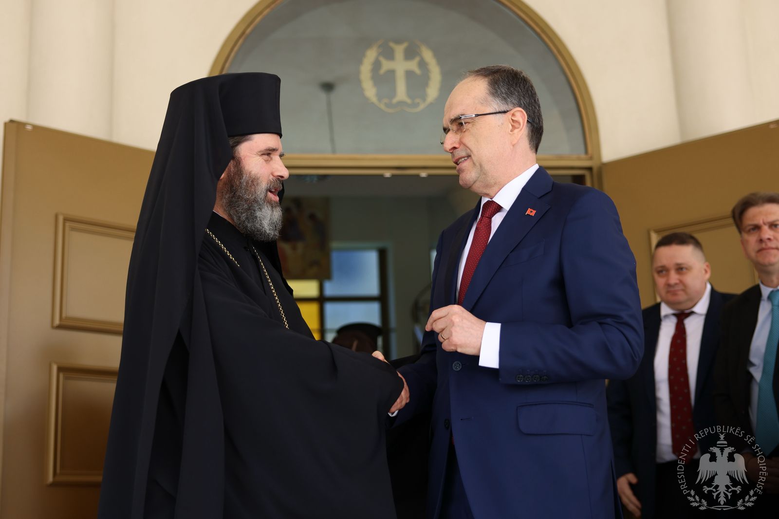 Presidenti Begaj nga Katedralja “Ngjallja e Krishtit”: Pashka na fton ...