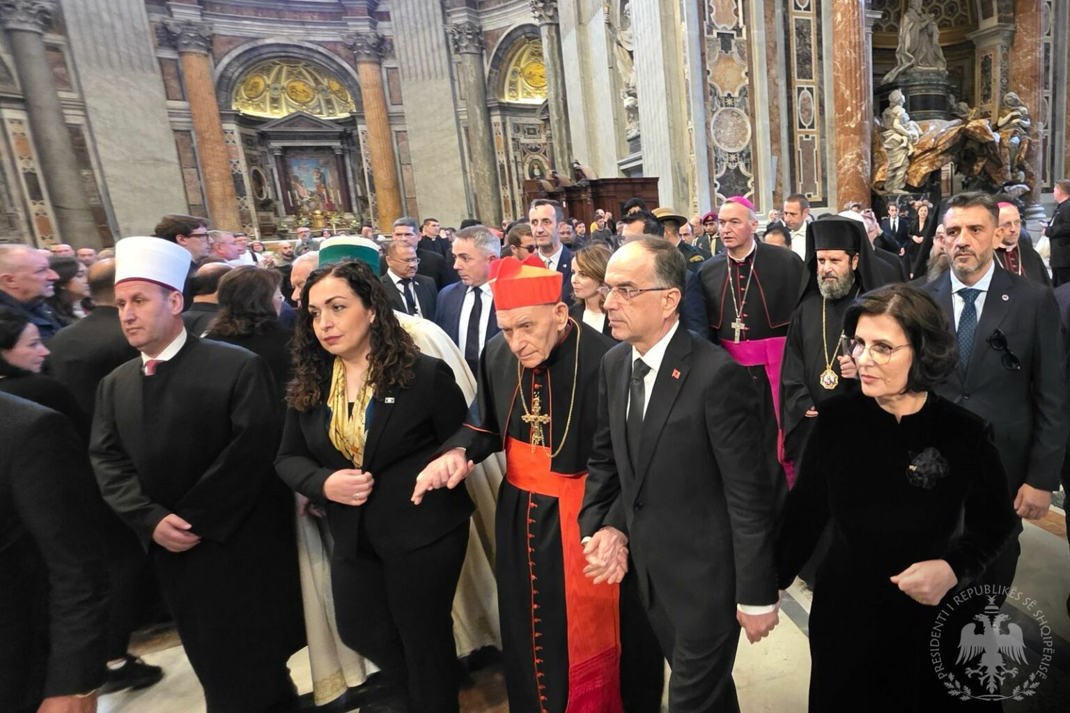 PHOTO/ President Bajram Begaj and Vjosa Osmani pay homage to the body ...