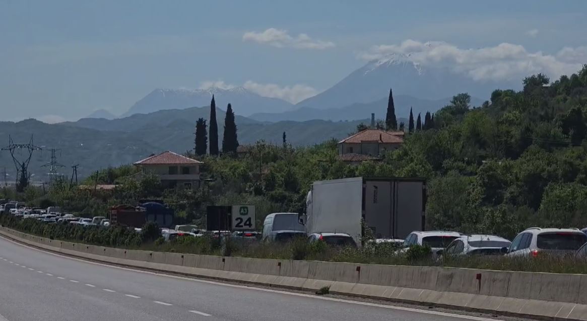 Elbasan/ Situatë e rënduar e trafikut në segmentin rrugor Tuneli i ...