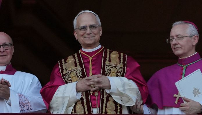 "Peace be with you all"/ Pope Leo XIV greets the faithful from the ...