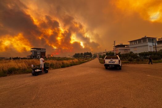 Massive fires in Turkey, over 50.000 people evacuated from their homes ...