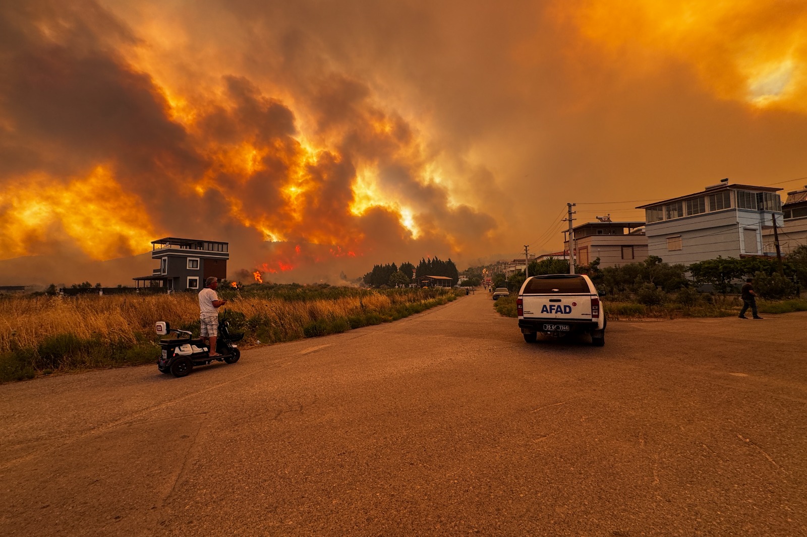 Massive fires in Turkey, over 50.000 people evacuated from their homes ...