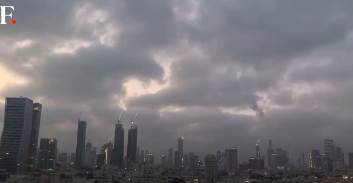 VIDEO/ Sirena kudo në qytet, shikoni sesi Izraeli sulmon me raketa ...