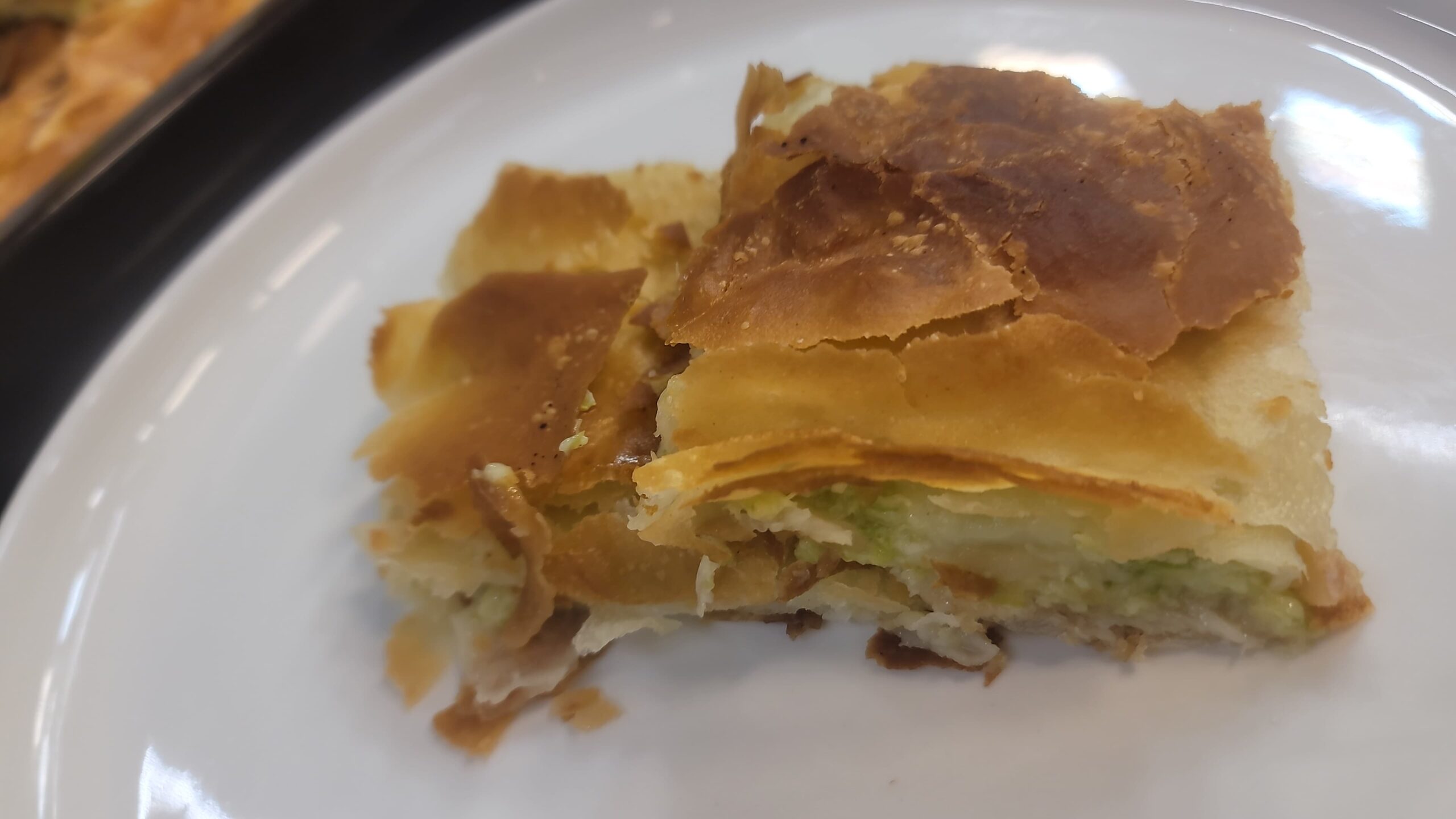 Byrek tradicional, fërgesë me miell misri, speca, domate dhe gjizë ...