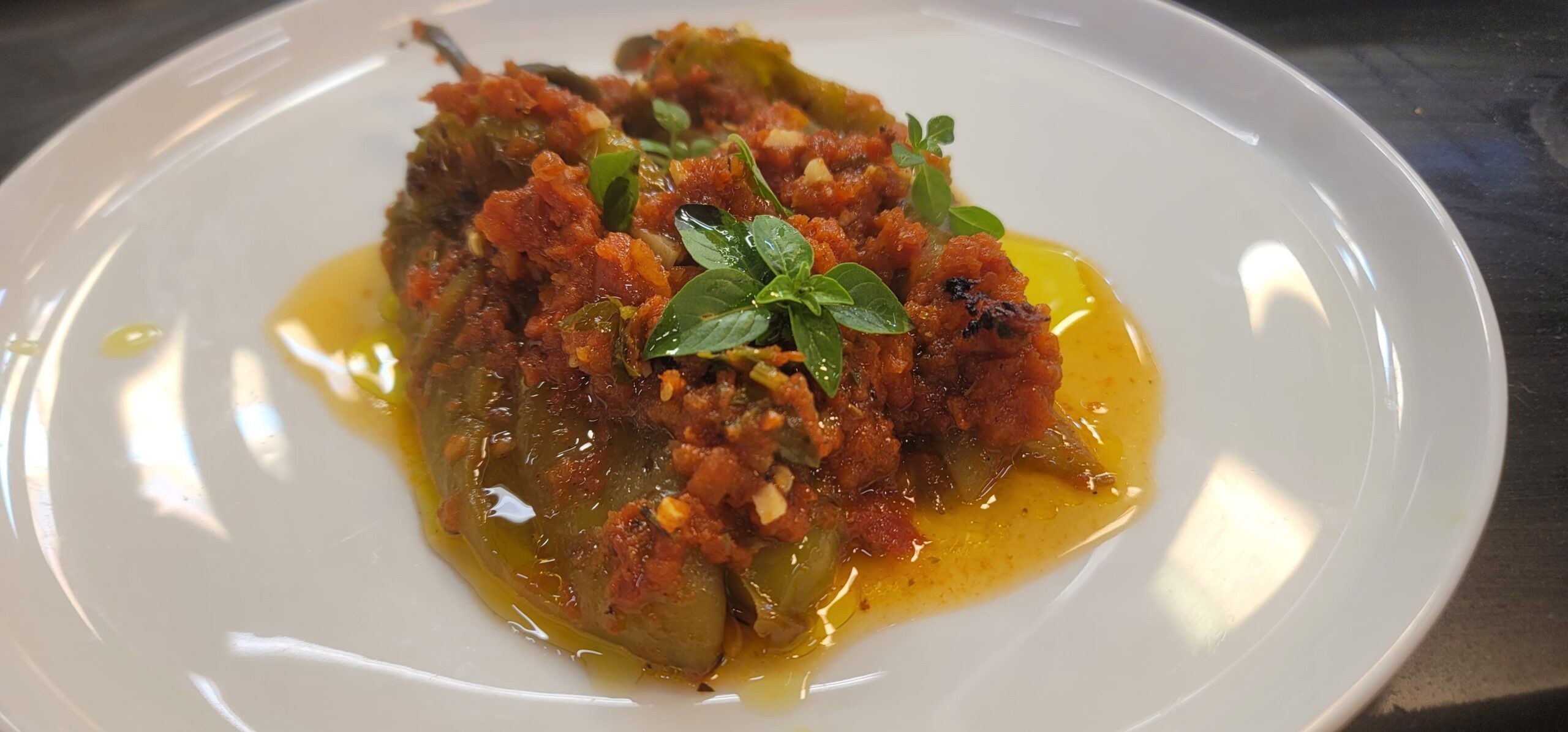 Fërgesë me speca dhe domate në furrë, byrek me palosje me mish të grirë ...