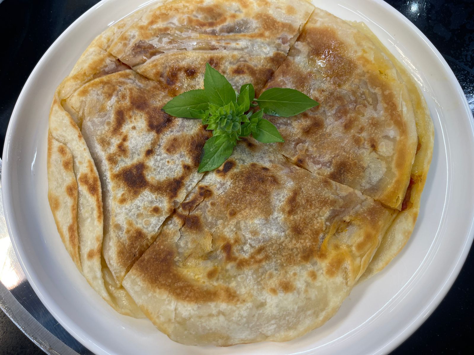 Tavë peshku tradicionale dhe pite tigani të çastit me mbushje të ...