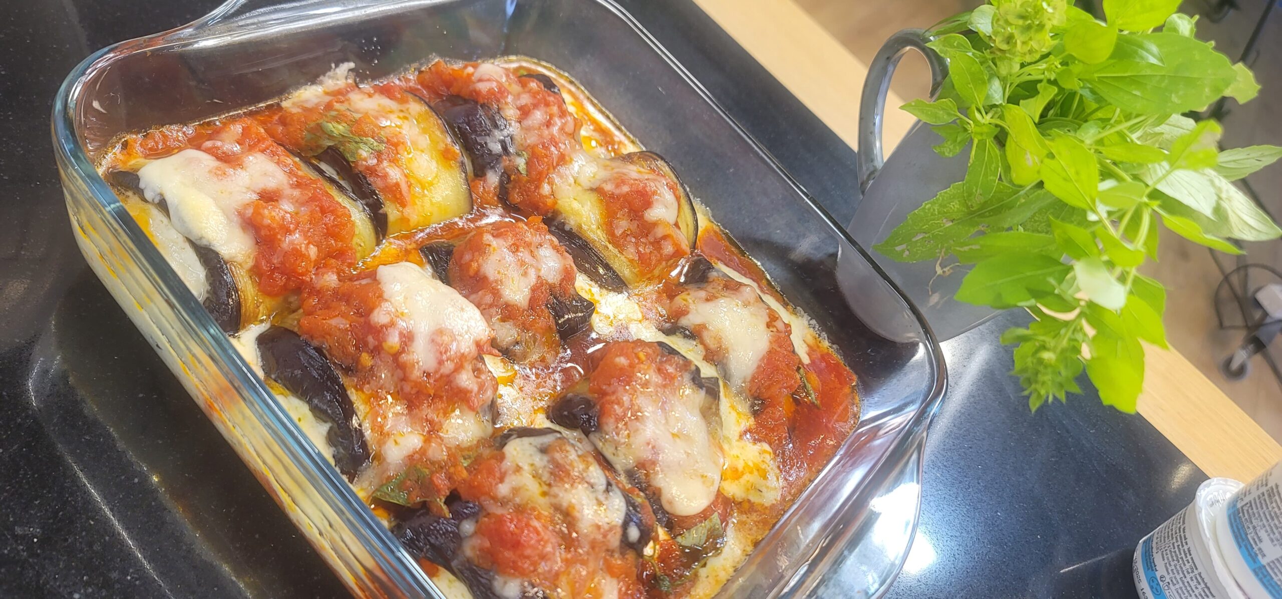 Patëllxhanë role me djathë të shkrirë e salcë domatesh dhe akullore me ...