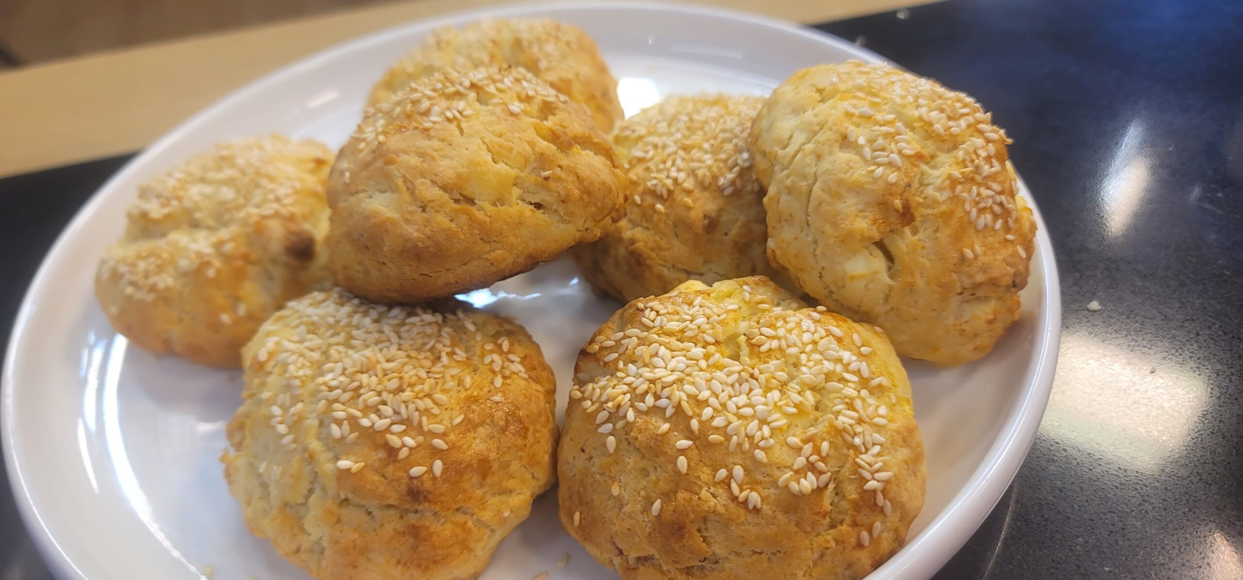 Bukë të vogla me djathë,perime me bollgur dhe qumështor me kadaif dhe ...