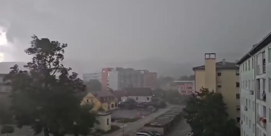 “Lajthit” moti në Slloveni, stuhitë dhe breshëri lënë pa energji mijëra ...