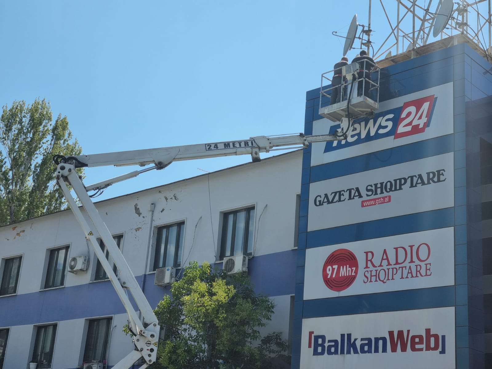 FOTO+VIDEO/ Nuk ndalet plaçkitja ndaj News24, persona të paidentifikuar ...