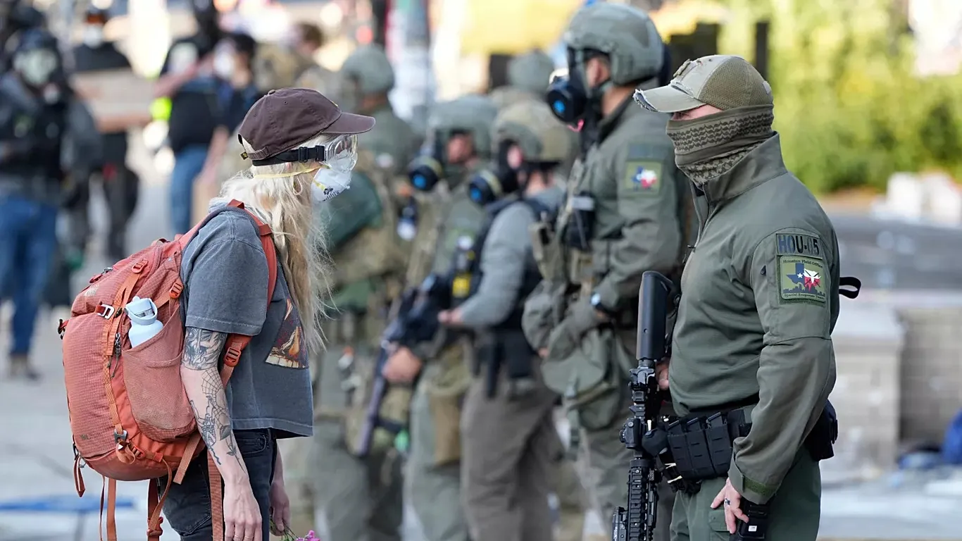 Protestat kundër dëbimit të emigrantëve, Trump paralajmëron dërgimin e ...