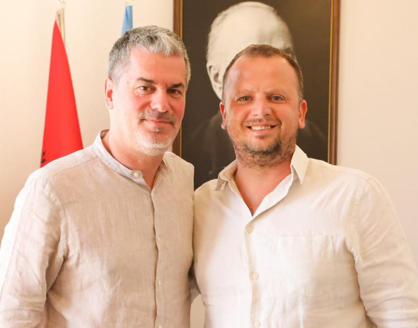 Dha dorëheqjen si kryetar bashkie në Vlorë, Ermal Dredha pozon me ...