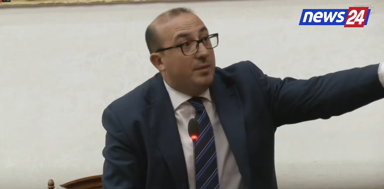 “Programi juaj, me buzëkuq, por me çizme përpara”, ironizon Korreshi ...