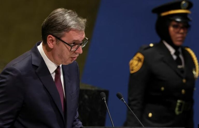 "While we wait for the end of the talks...", Vučić plays chess in ...