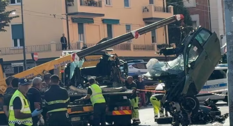 Tragic accident in Bologna / Car crashes into a lamppost during police ...