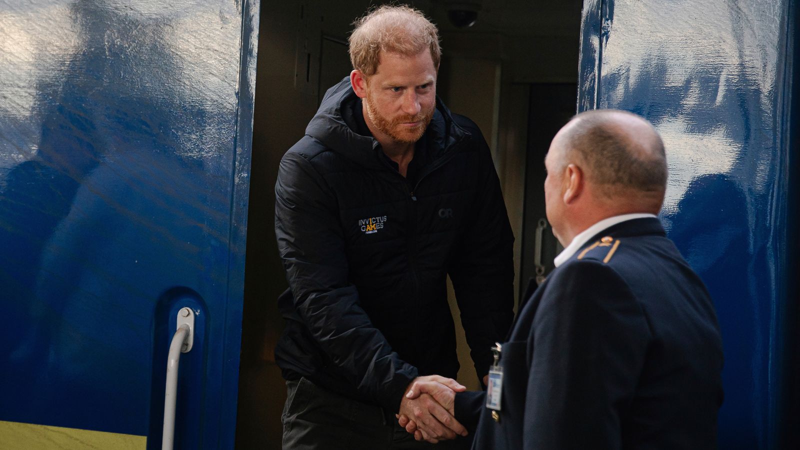 Princi Harry vizitë surprizë në Ukrainë, takon ushtarët britanikë të ...