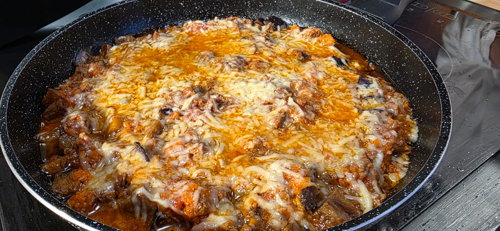 Lakror me oriz e patate dhe musaka me patëllxhanë në tigan/ Recetat e ...