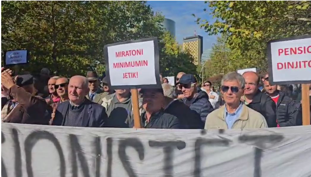 'Together' Movement protests in front of Parliament over pensions ...