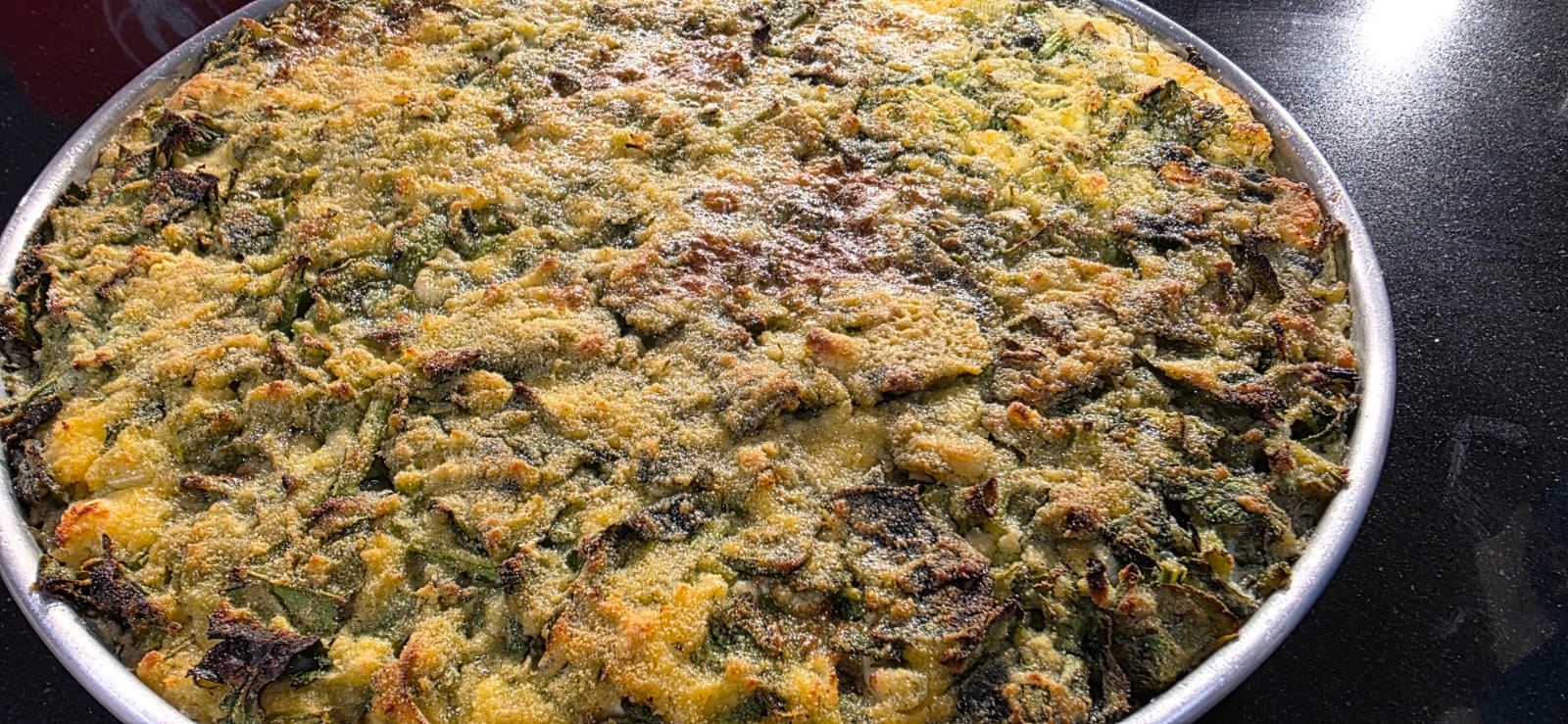 Tavë me peshk levrek e spinaq, perime jeshile me bulmet, salcë panxhari ...