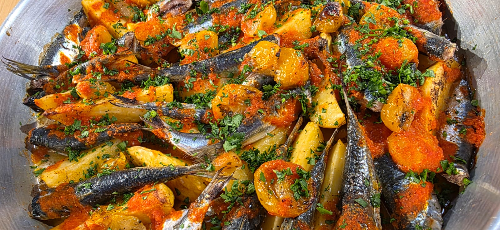 Tavë me sardele e patate, brushtull dimëror dhe dardha me salcë ...
