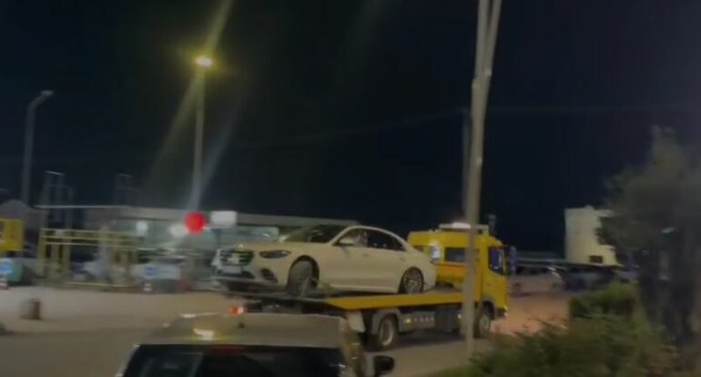 Kallashë dhe pistoletë në makinën e djegur të autorëve/ Atentati ndaj ...