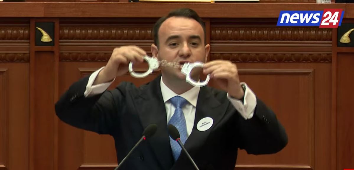 VIDEO/ “Zgjohuni sa s’është vonë”, Balliu “tund” prangat në foltoren e ...