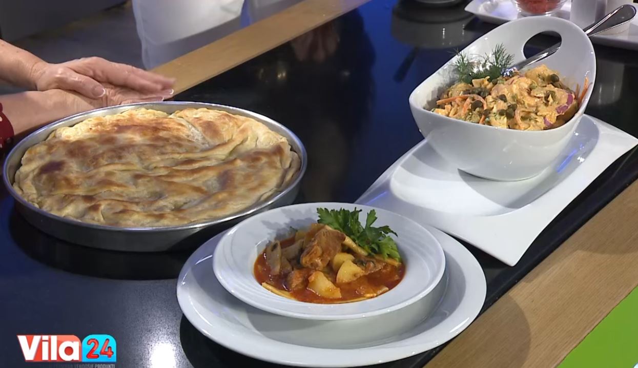Lakror me lakër turshi, mish me mashurka, patate e karota dhe sallatë ...