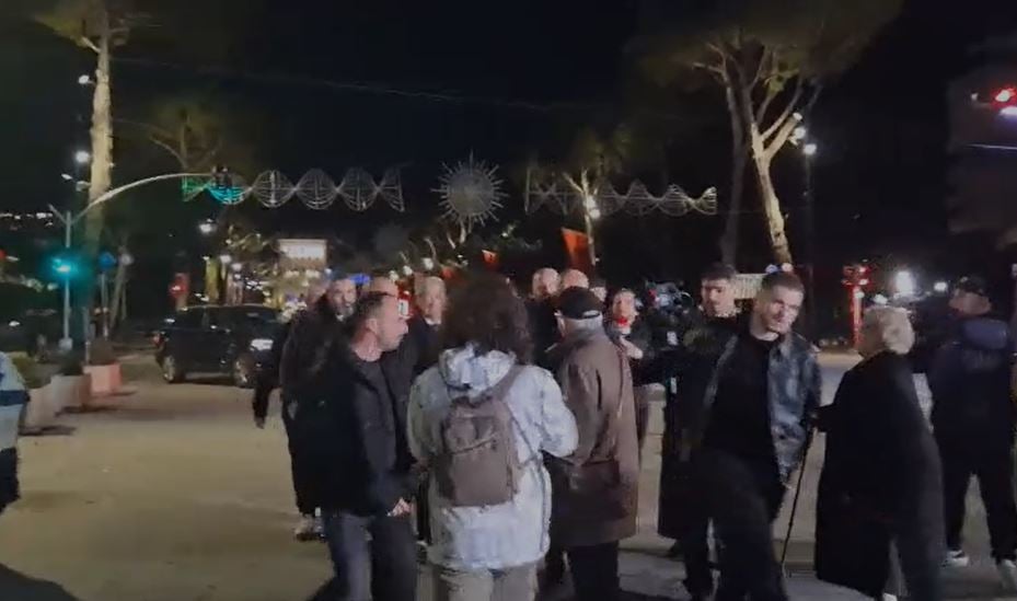 “Pikante” nga ‘Foltorja’/ Protestuesi tenton të ndalojë Berishën në ...