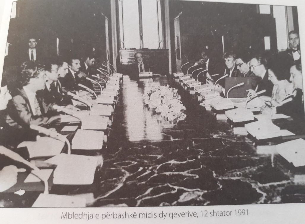 FOTO/ Para Ramës, ishte Ylli Bufi. Qeveria e tij zhvilloi takimin e ...