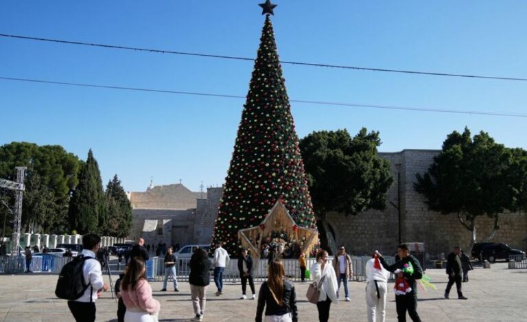Christmas returns to Bethlehem after two years of war! The lights on ...