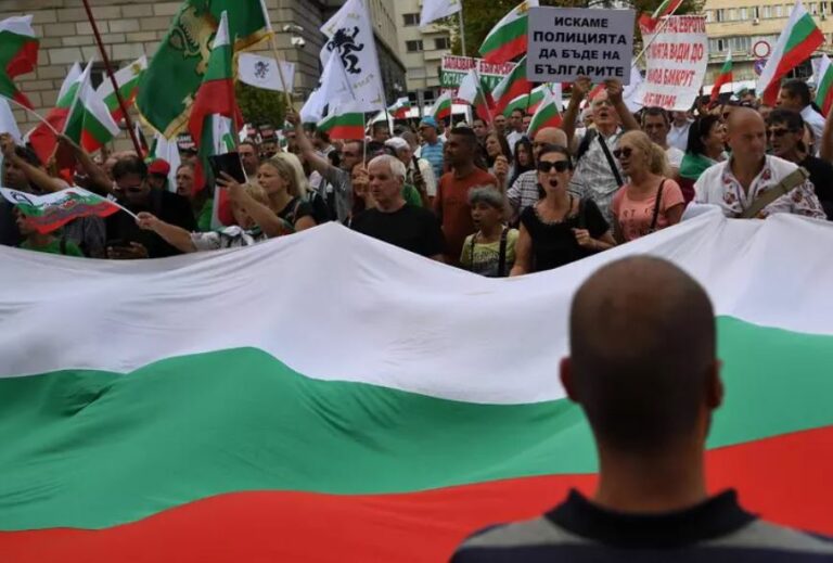 Amid uncertainty and hope, Bulgaria joins the euro on January 1. Half ...