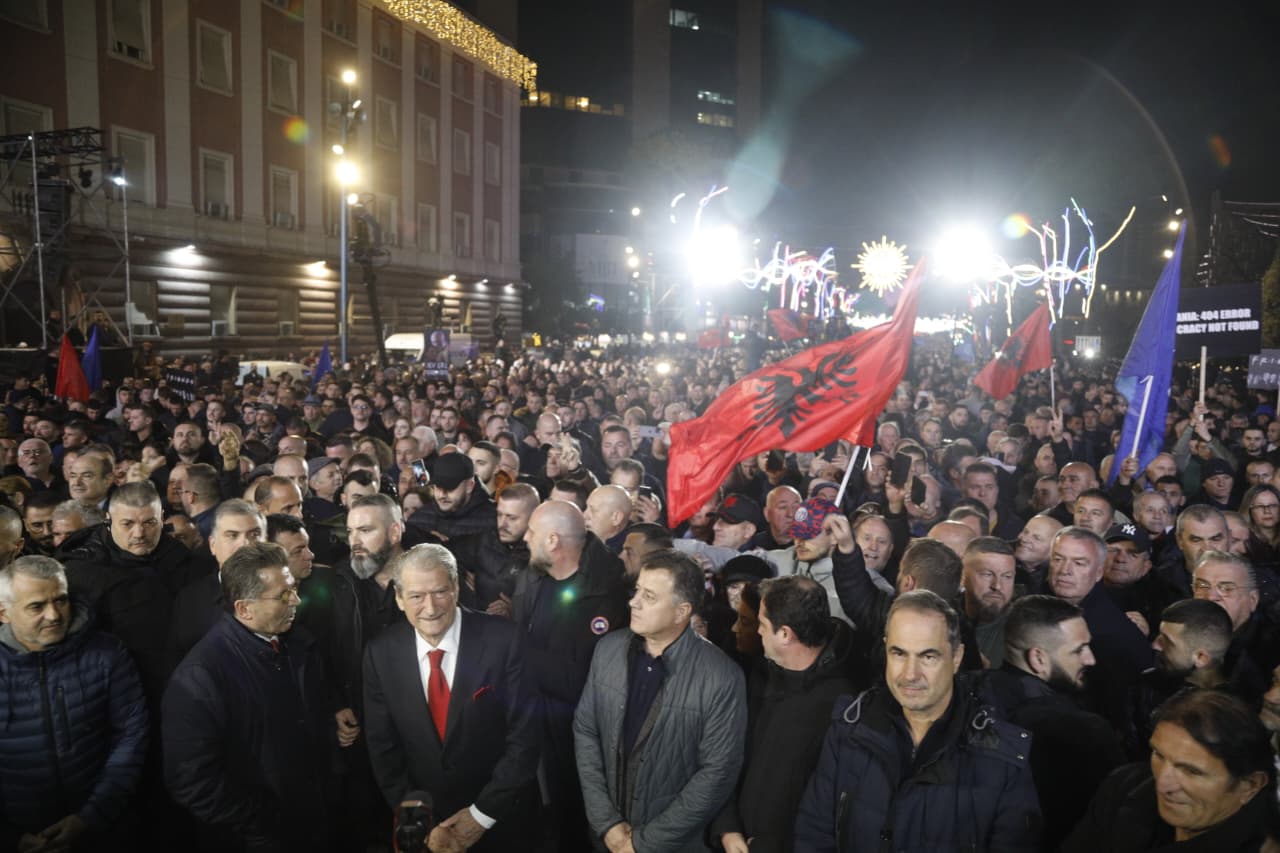 LIVE | Opposition protesters throw Molotov cocktails towards the Prime ...