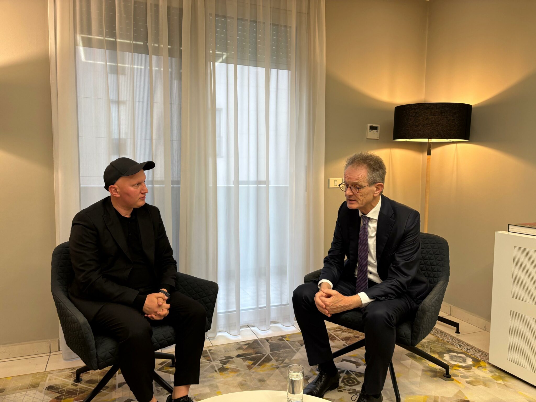 Pas kërcënimit me jetë, ambasadori i Holandës takon gazetarin e News24 ...